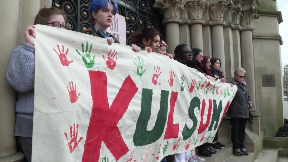 Vigil held in Bradford in memory of stab victim Kulsuma Akter - BBC News