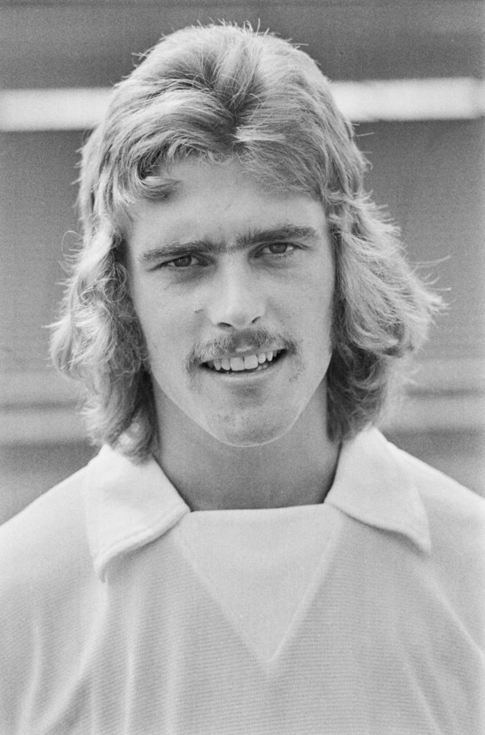 Fulham news: Former FA Cup icon Viv Busby dies age 74 - BBC Sport