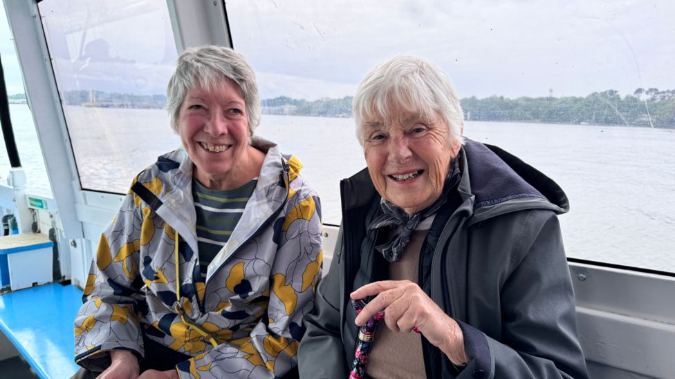 Ferry service between Plymouth and Saltash begins - BBC News