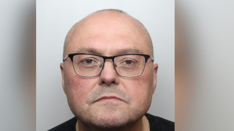 Sheffield teacher Simon Murch jailed for raping girl,12 - BBC News