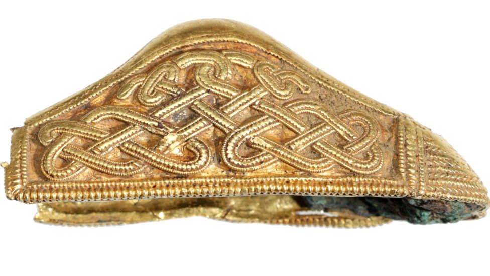 Saxon sword pommel fetches £16,000 at auction - BBC News