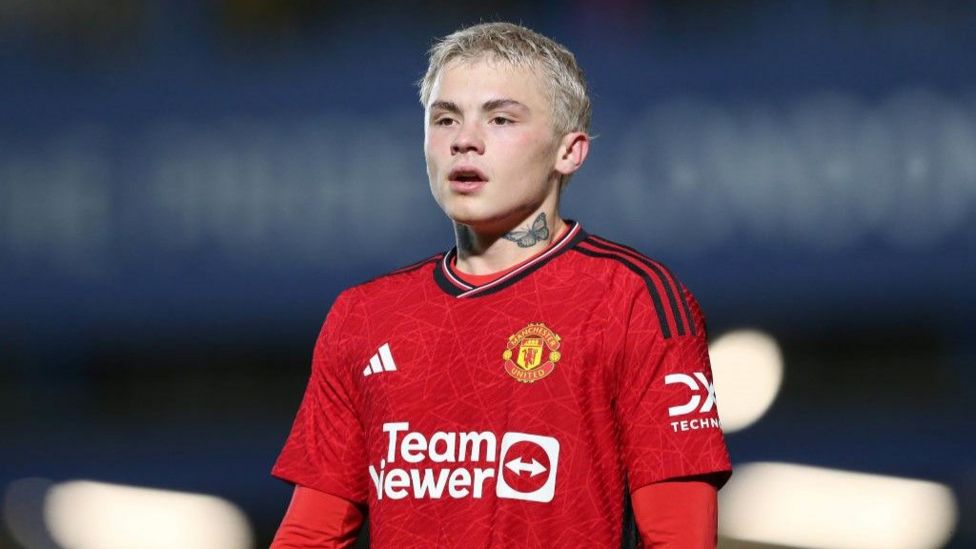 Manchester United: Isak Hansen-Aaroen set to join Werder Bremen - BBC Sport