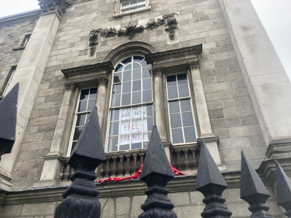 Dublin: Trinity College Dublin protest camp to end - BBC News