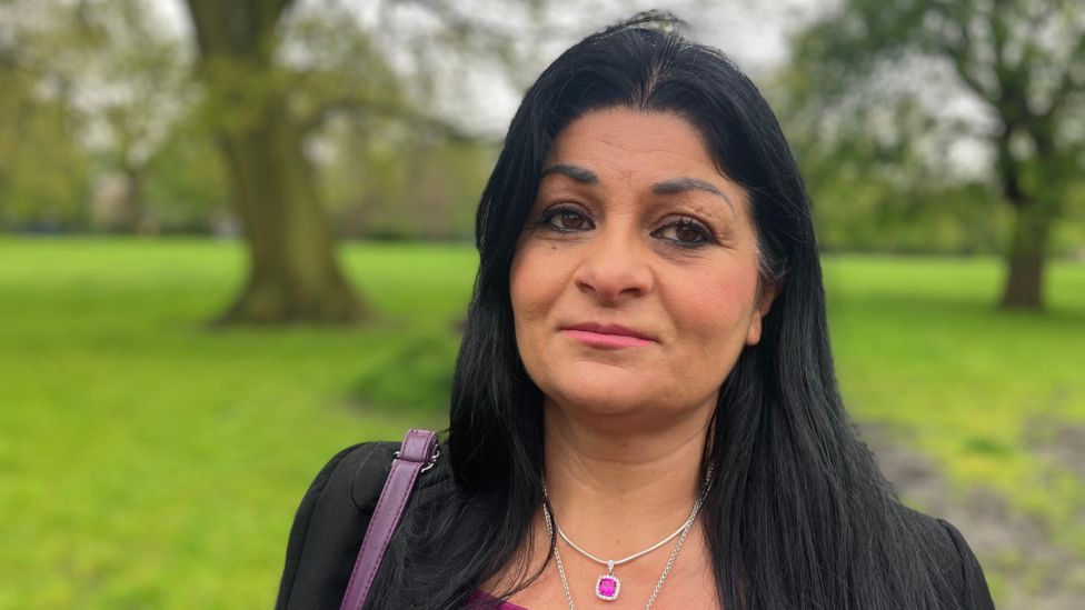 Woman disgusted at Hull park indecent exposure - BBC News