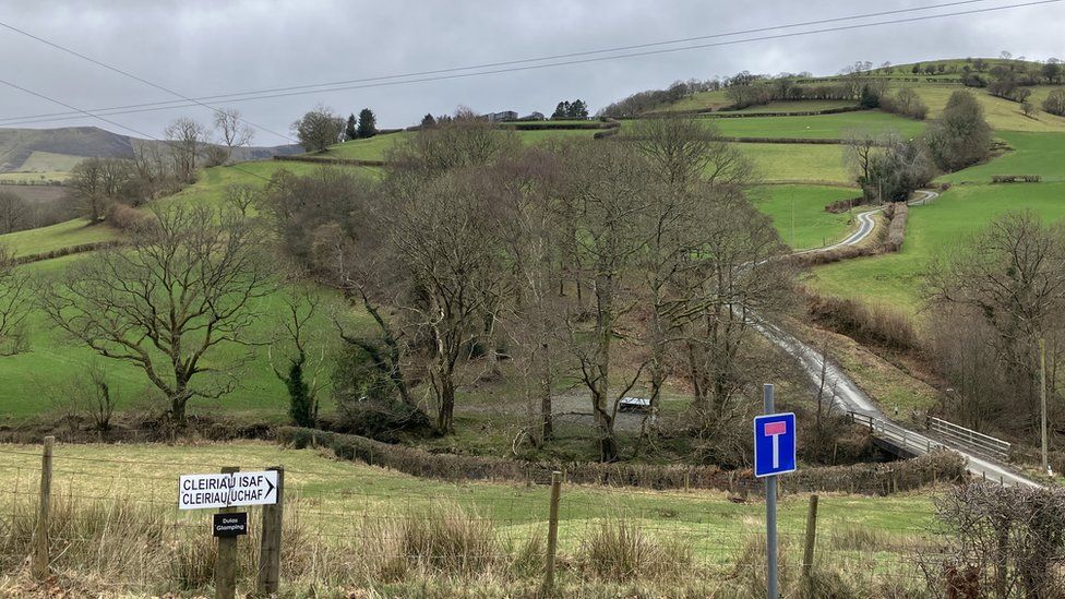 Aberhosan: Seilo grawn wedi dymchwel ar fferm ble bu farw dyn - BBC ...