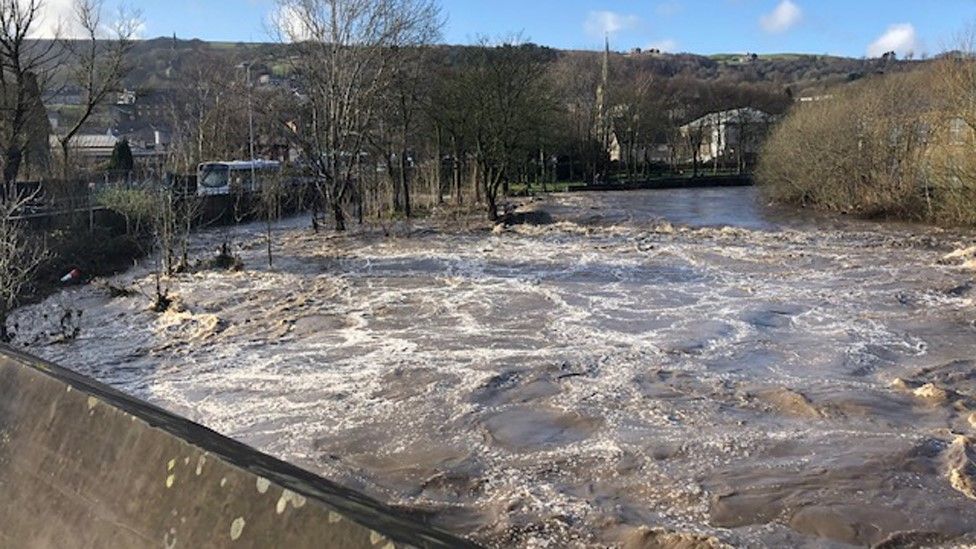 Storm Ciara: River Irwell bursts banks at Ramsbottom - BBC News
