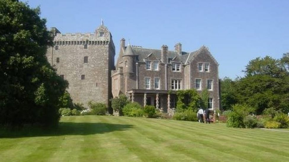 Couples' shock as Comlongon Castle wedding venue shuts - BBC News