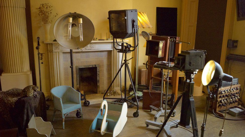 Edward Chambre Hardman's unseen archive to be uncovered - BBC News