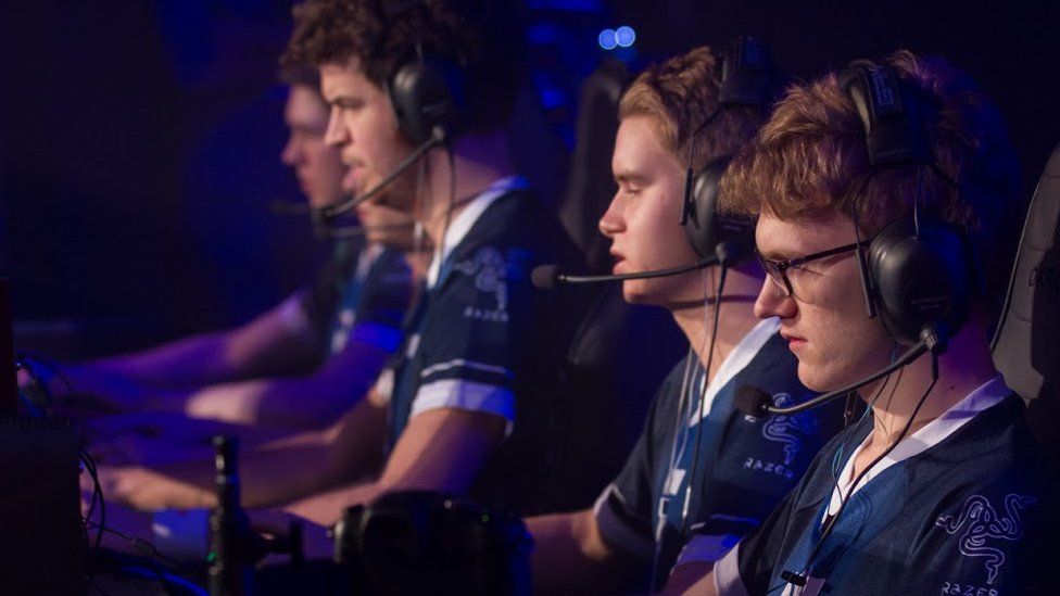 Fans protest after Twitch account switch - BBC News