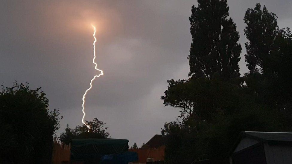 Lightning pictures: Spectacular storms light up England skies - BBC News
