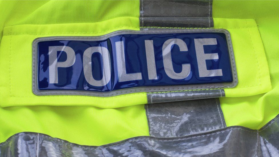 Police forces in England and Wales make 75,000 fewer arrests - BBC News