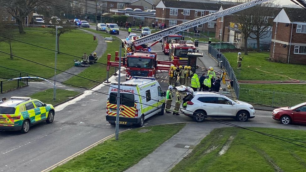Swindon fire: Man in his 40s dies and four rescued - BBC News