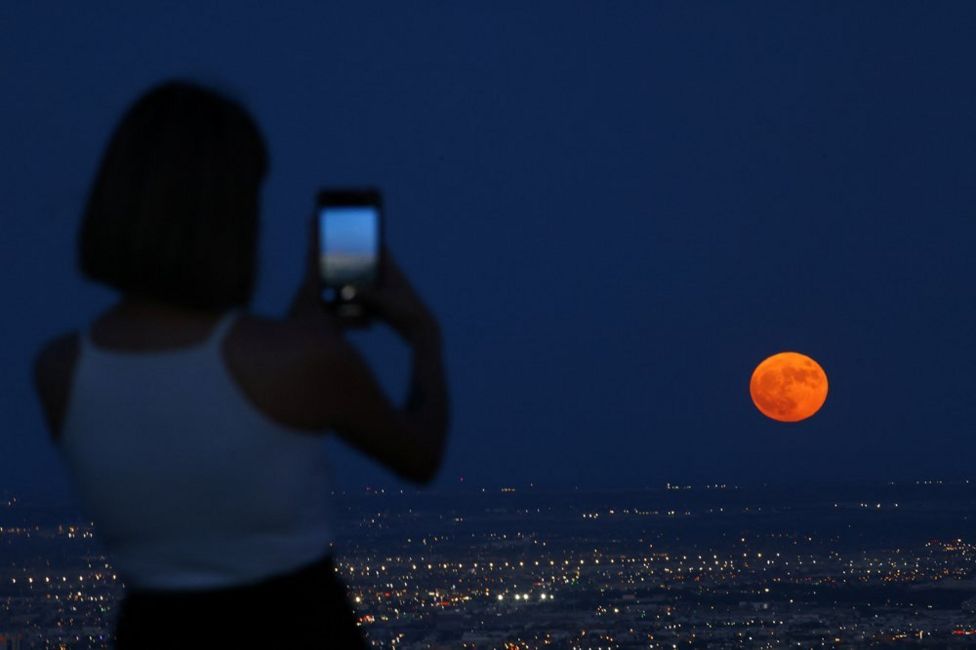 Blue supermoon: World gazes at rare lunar phenomenon - BBC News