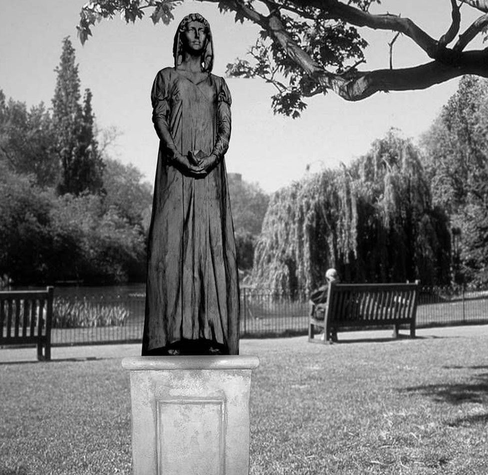 Jane Austen life-size bronze statue planned for Bath - BBC News