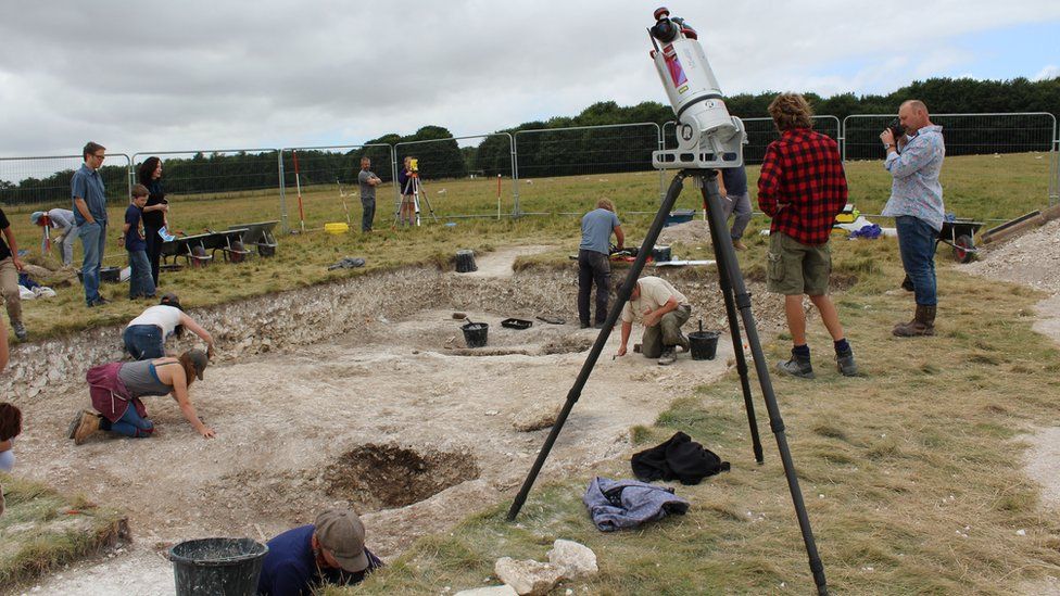 'New Stonehenge' at Durrington Walls 'had no standing stones' - BBC News