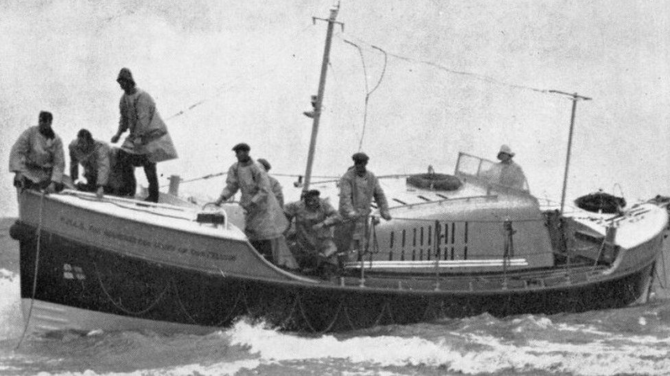 Sheringham marks 150 years of RNLI lifeboats - BBC News