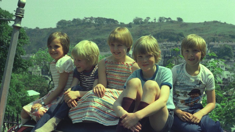 Geoff Charles, y dyn tu ôl i'r camera a rhai o luniau eiconig Cymru ...