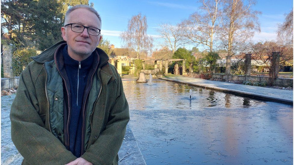 University of Leicester garden appoints first poet-in-residence - BBC News