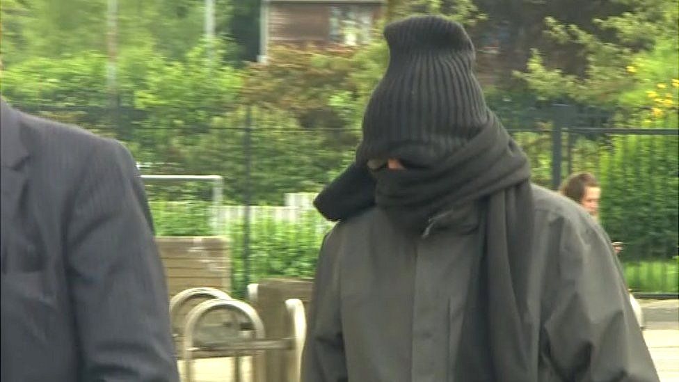 Bob Higgins abuse trial: Coach 'groped boy watching TV' - BBC News