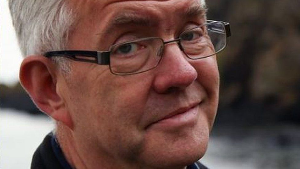 Poet Ian McMillan pens neon love dedication for Covid memorial - BBC News