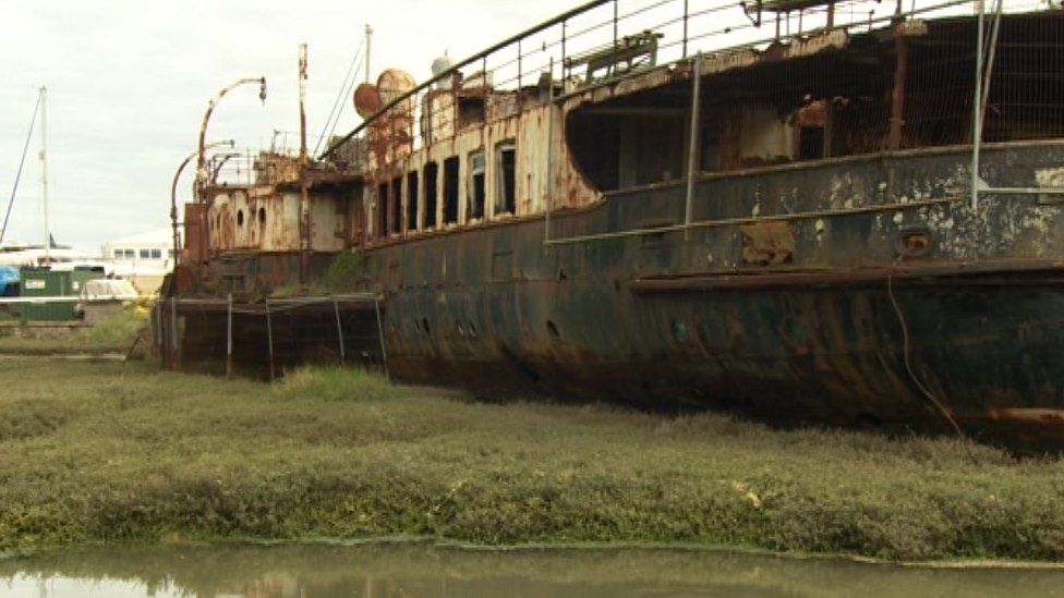 Decaying paddle steamer PS Ryde to be restored - BBC News