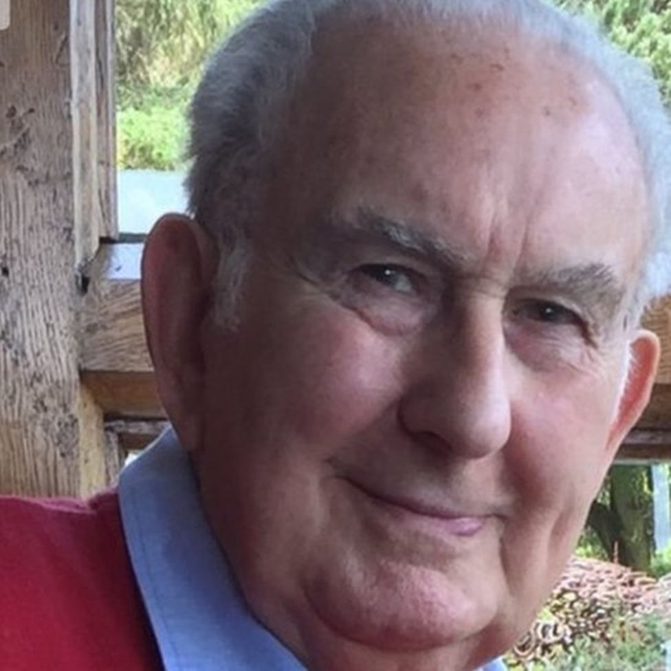 Tributes paid to Aberfan police officer Charles Nunn - BBC News