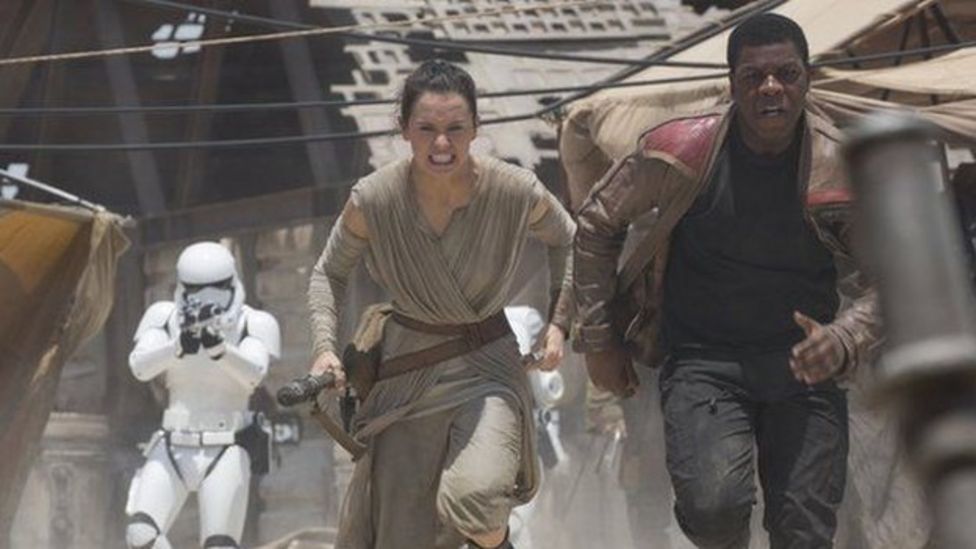 UK early release of Star Wars movie offers tourism 'new hope' - BBC News