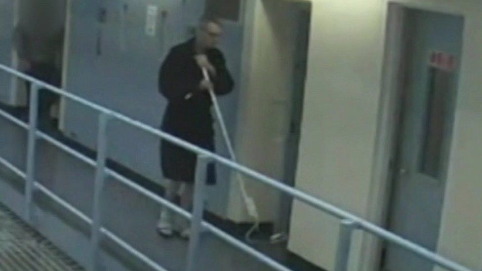 Ten sentenced for smuggling drugs into prisons by drones - BBC News