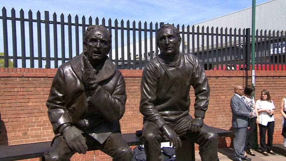 Statue of Notts County's Jimmy Sirrel and Jack Wheeler unveiled - BBC News