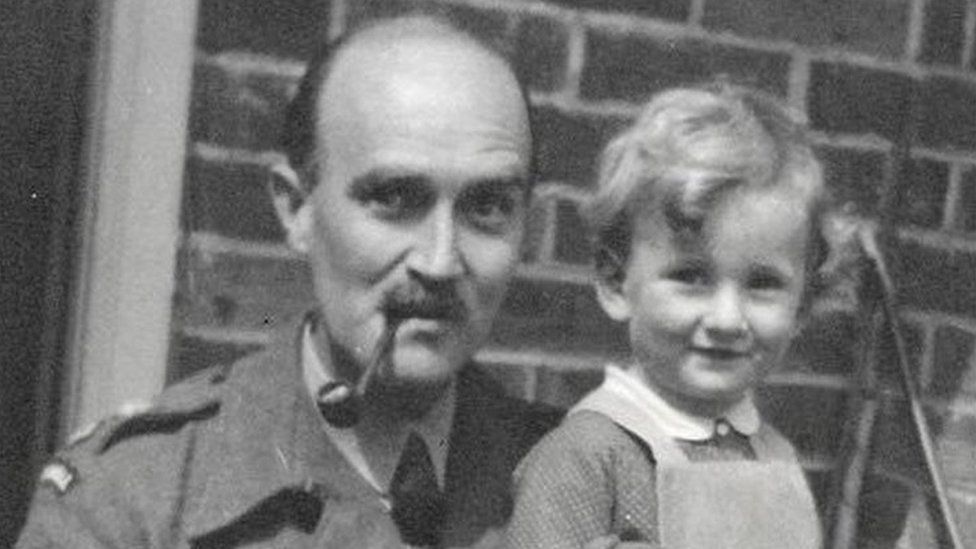 Marlborough man writes book about living with a stammer - BBC News