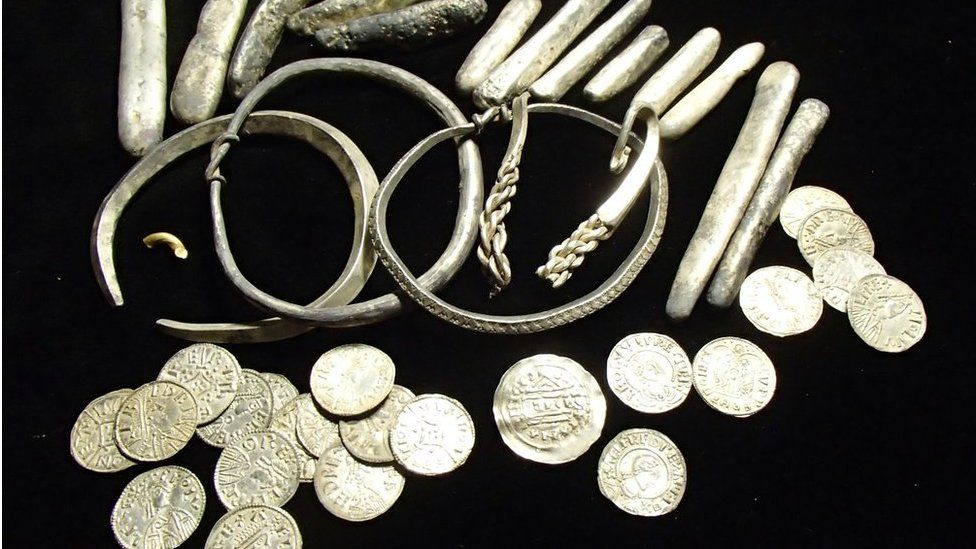 Watlington hoard: Relics purchased for £1.35m by Ashmolean Museum - BBC ...