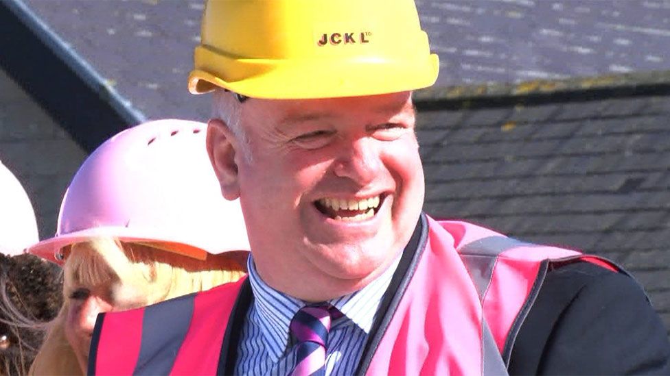 Howard Quayle elected as Isle of Man chief minister - BBC News