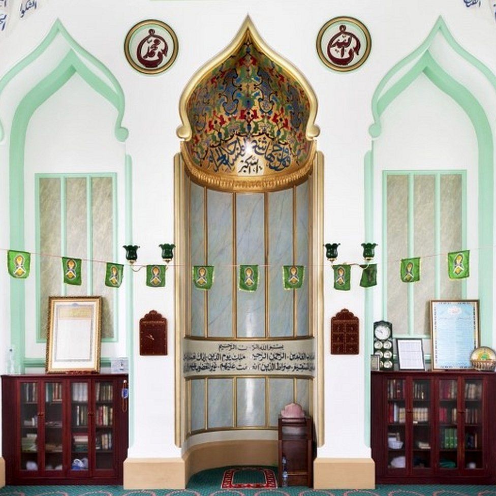 London mosques given protected heritage status - BBC News