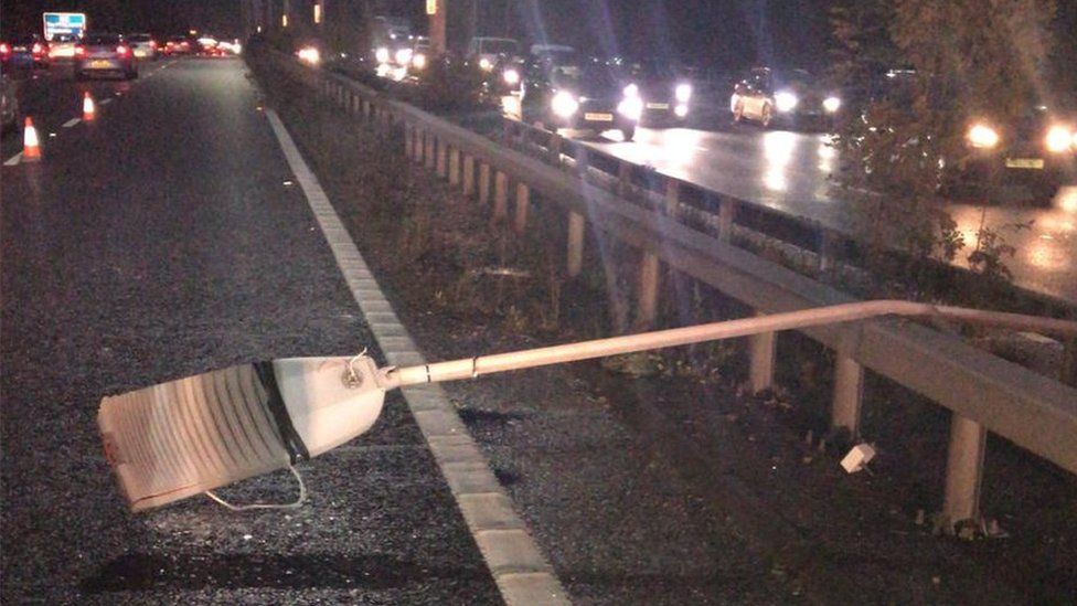 M3 motorway shut by fallen corroded pylon - BBC News