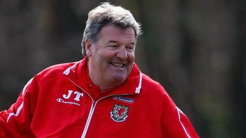 Iechyd John Toshack 'yn gwella' yn ôl ei fab - BBC Cymru Fyw