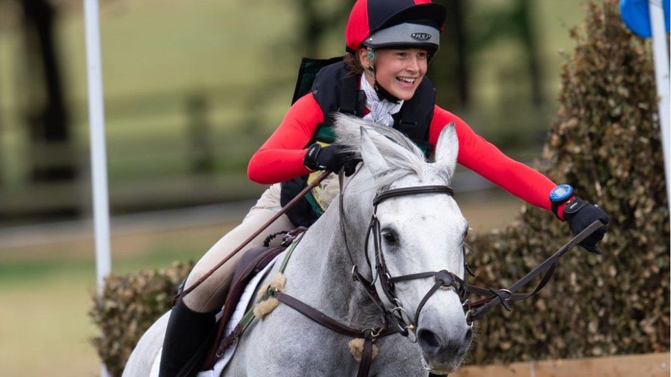 Iona Sclater rider death: 'Fake' crowdfunding warning - BBC News