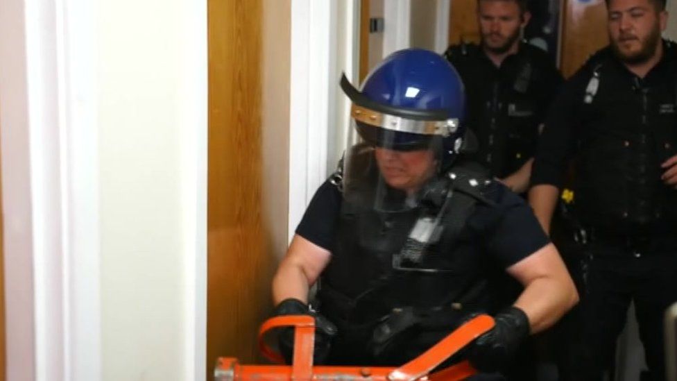 Birmingham raids in crackdown on illegal workers - BBC News