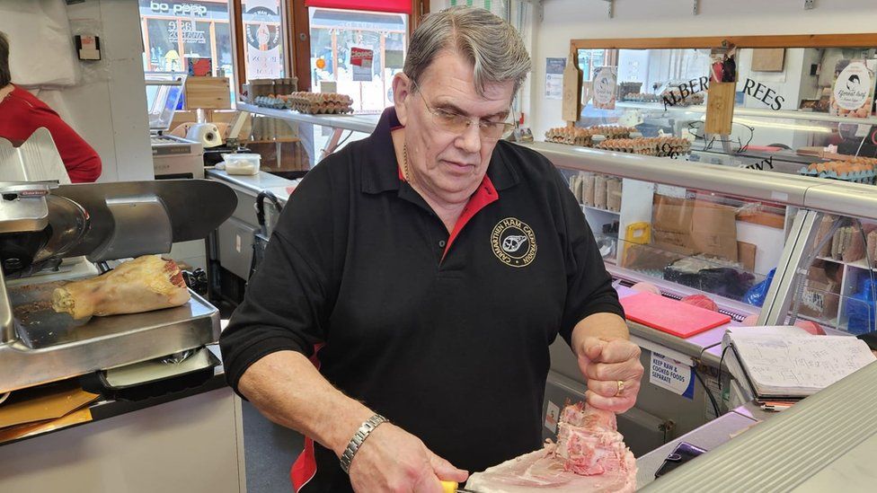 Cigydd Albert Rees: 'Bywyd newydd yn y stondin' - BBC Cymru Fyw