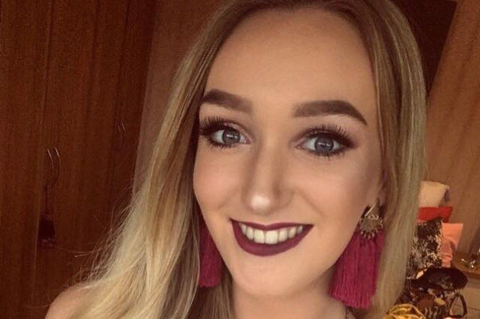 Sut i oroesi’r flwyddyn gyntaf yn y brifysgol - BBC Cymru Fyw