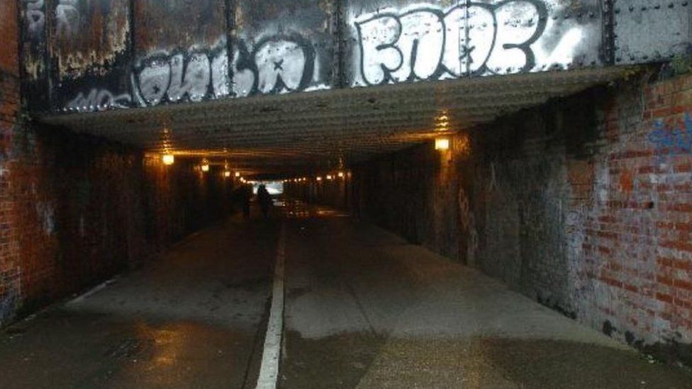 Dark underpass near Swindon station to be re-lit - BBC News