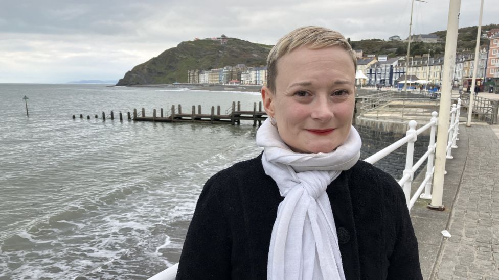 Pryder am nifer y siaradwyr Cymraeg yng Ngheredigion - BBC Cymru Fyw