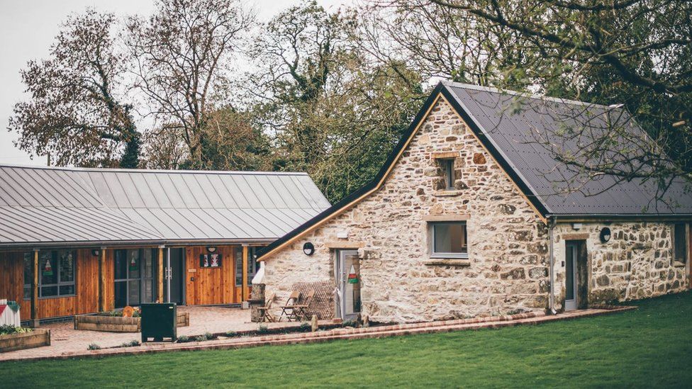 'Roedd Nain yn ysgrifenyddes i Syr Ifan ab Owen Edwards' - BBC Cymru Fyw