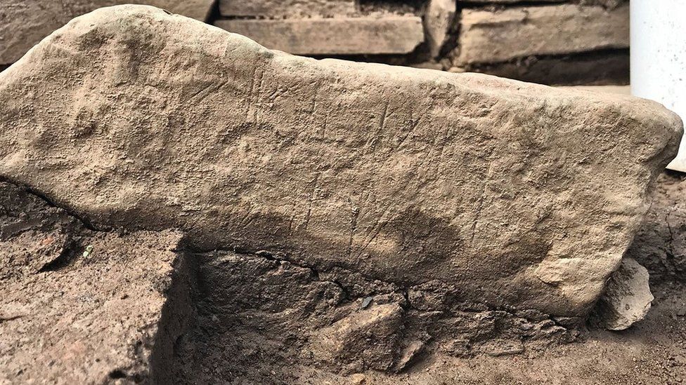'Stunning' decorated Neolithic stone discovered in Orkney - BBC News