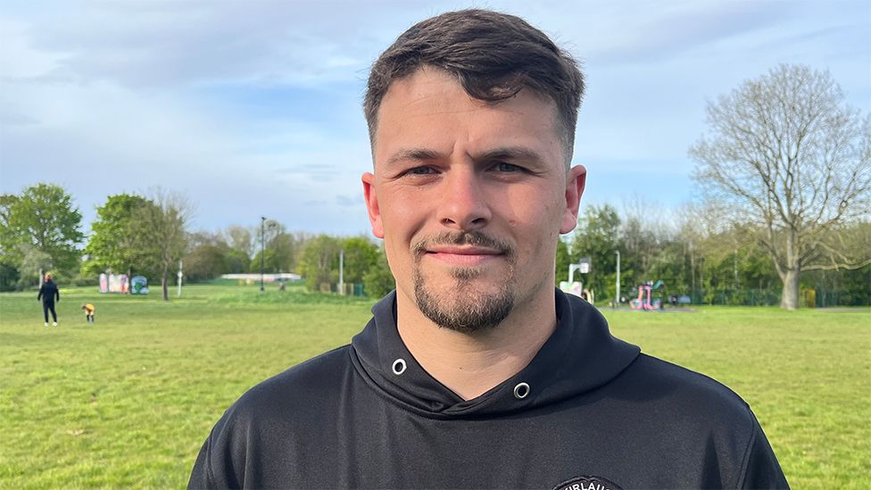 Young rugby players quitting game over RFL tackle ban - BBC News