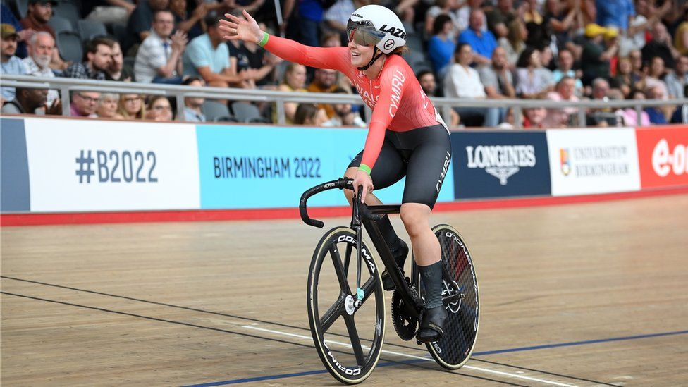 Efydd i Emma Finucane ar ail ddiwrnod Gemau'r Gymanwlad - BBC Cymru Fyw