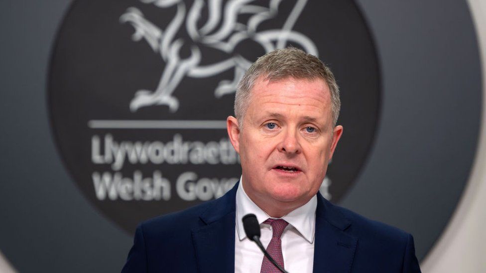 Arweinydd Llafur nesaf: Pwy yw Jeremy Miles? - BBC Cymru Fyw