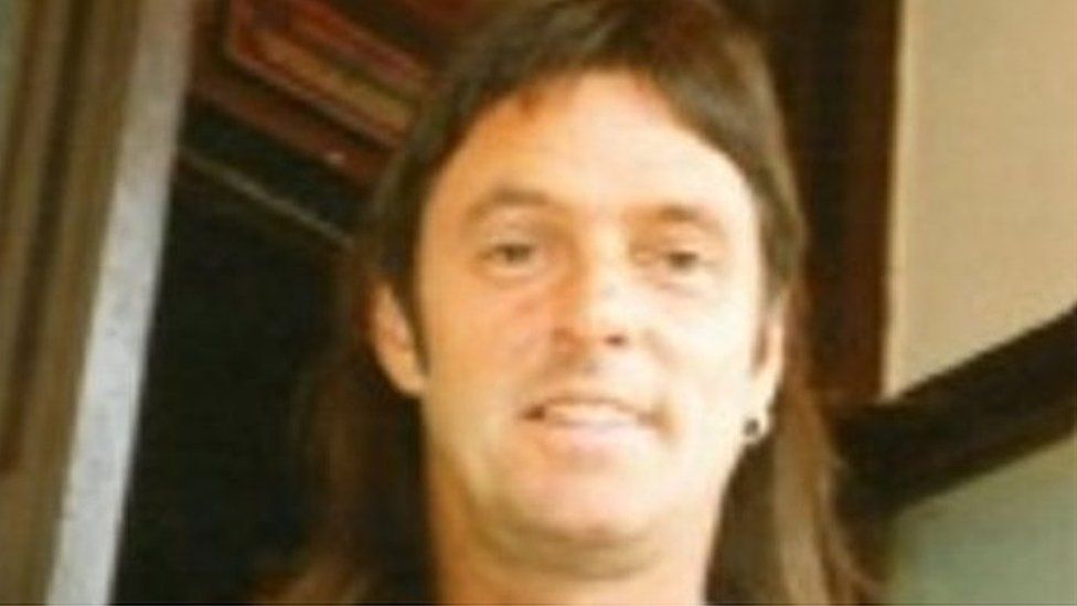 Stephen Starkey paracetamol death: Christmas Day robber jailed - BBC News