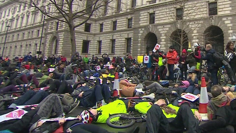 Cyclists stage 'die-in' protest in London for safer roads - BBC News