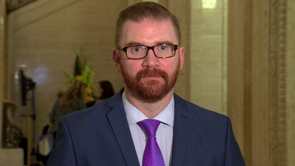 Junior doctors: Simon Hamilton wants to negotiate contract - BBC News