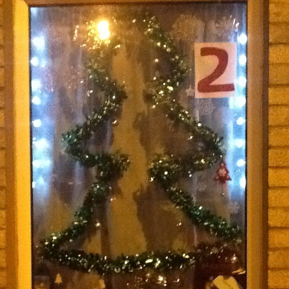 Penarth neighbours create 'living' advent calendar - BBC News